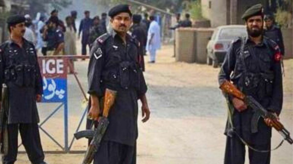 पाकिस्तान पुलिस ने पहले शख्स को उग्र भीड़ से बचाया फिर थाने ले जाकर मार ...