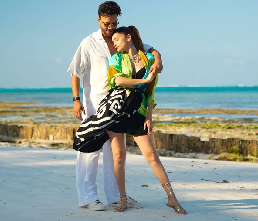 Photos: TV star Ankita Lokhande was seen romancing with her husband, pictures went viral- विक्की ...