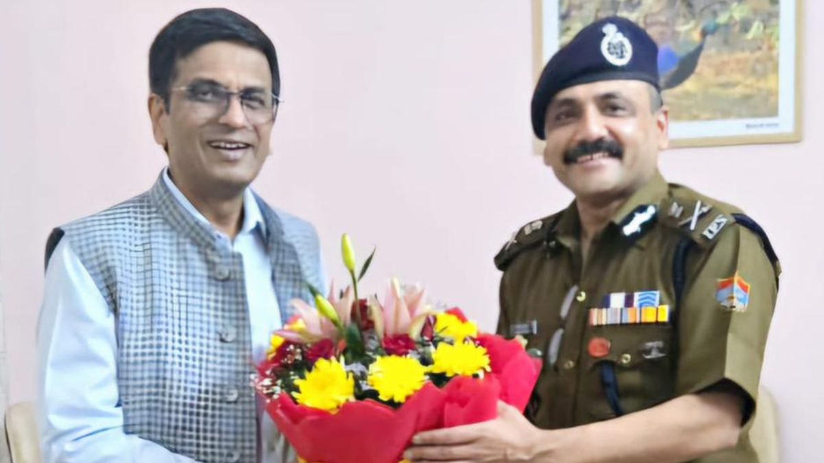 CJI Chandrachud DGP Abhinav Kumar welcomed CJI Chandrachud at Jolly ...
