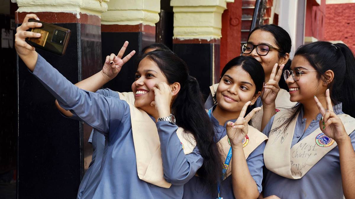 CBSE invites applications from single girl child for merit scholarship ...