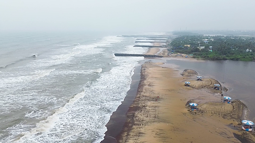 Tropical cyclone Alfred reached Australian coast winds blowing 80 to 90 ...
