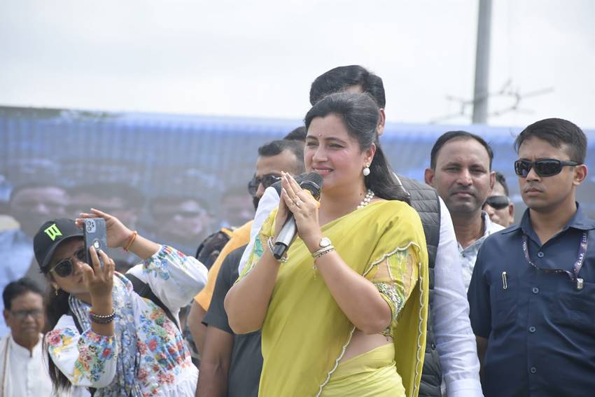 Mob Attacks Rally By BJP s Navneet Rana, has property worth crores in ...