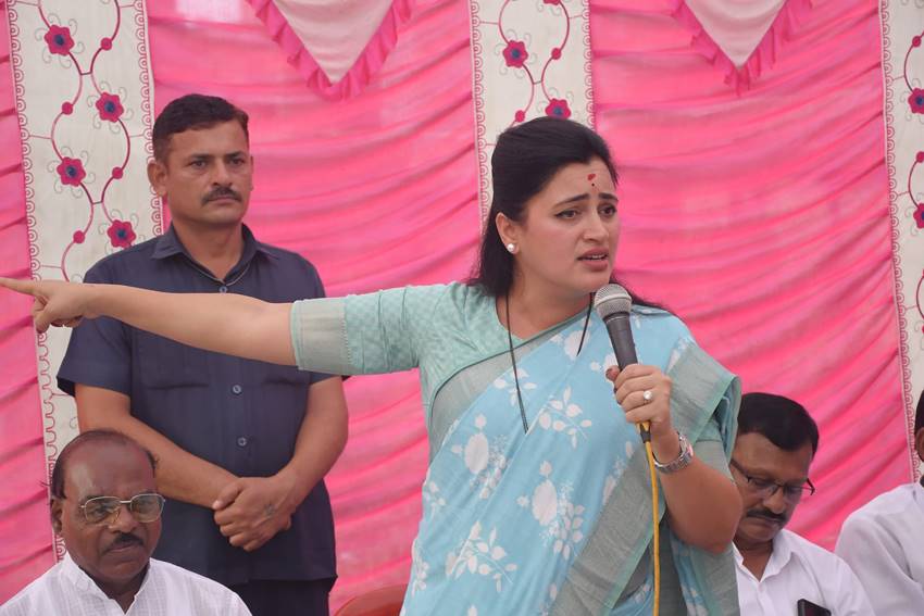 Mob Attacks Rally By BJP s Navneet Rana, has property worth crores in ...