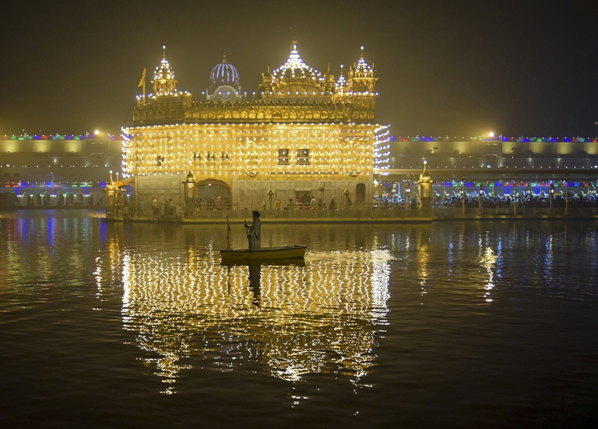 Golden Temple Illuminated for Guru Nanak 555th Birth Anniversary, Millions Gather on Prakash ...