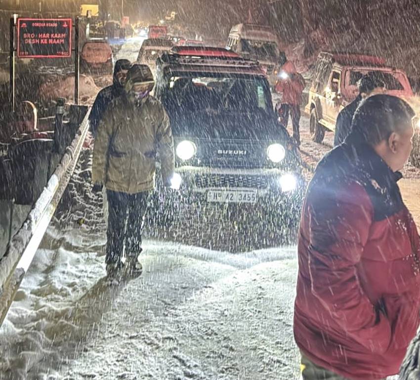 Fresh Snow In Uttarakhand and Kashmir Snow covered Gulmarg पहाड़ों पर ...