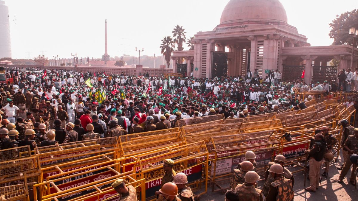 Farmers sitting on strike Severe traffic jam at Chilla Border UP Gate ...