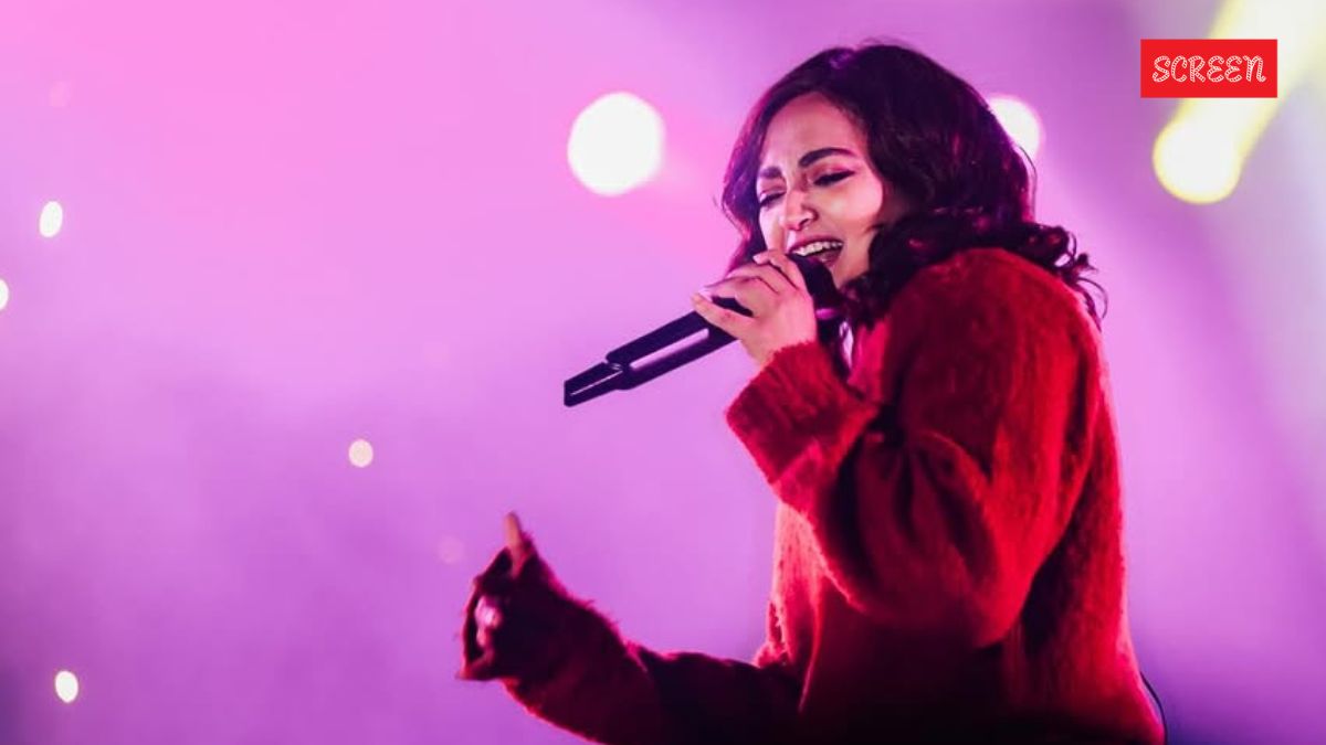 singer monali thakur rushed to hospital she struggles to breathe during ...