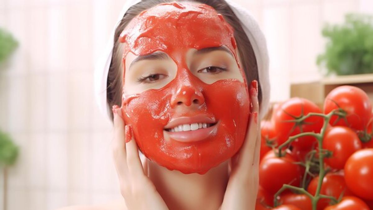 Tomato Facial at Home । Glowing Skin । नींबू-टमाटर से ऐसे बनाएं फेशियल ...