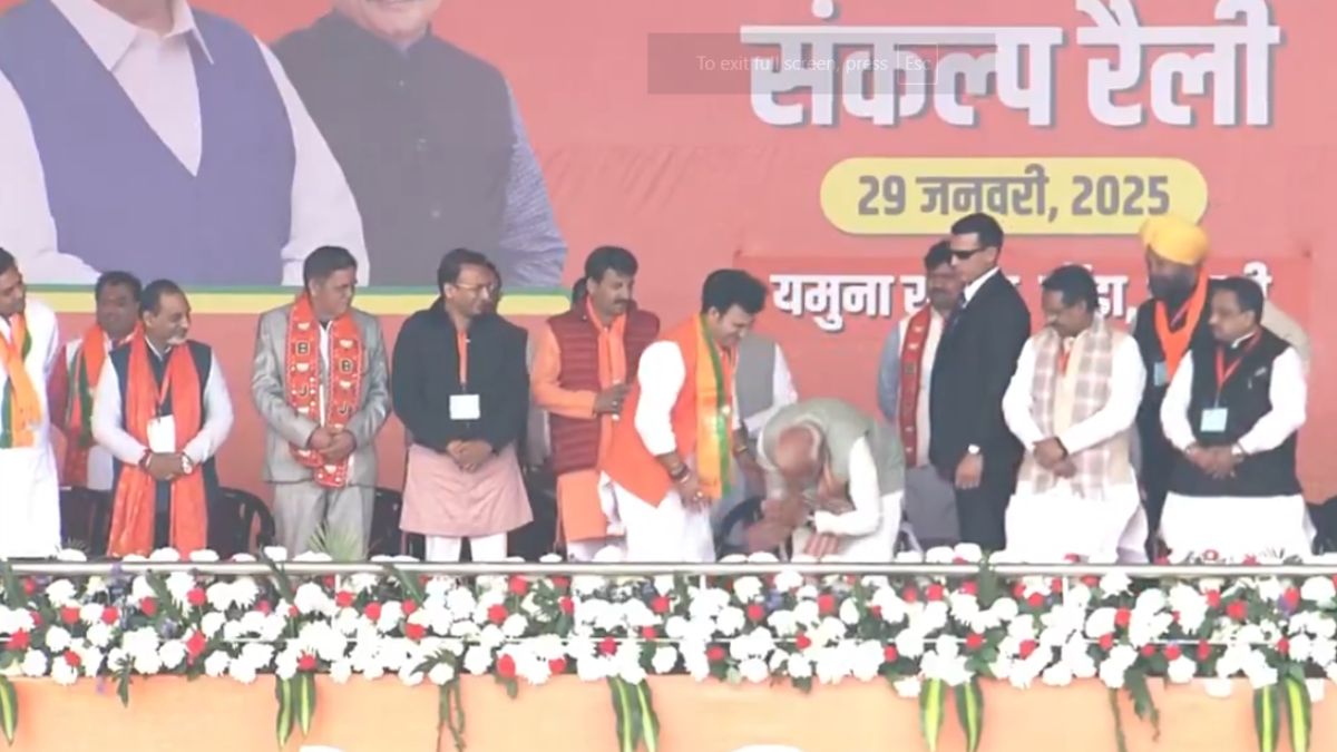 pm Narendra modi touched patparganj bjp candidate ravindra negi feet ...