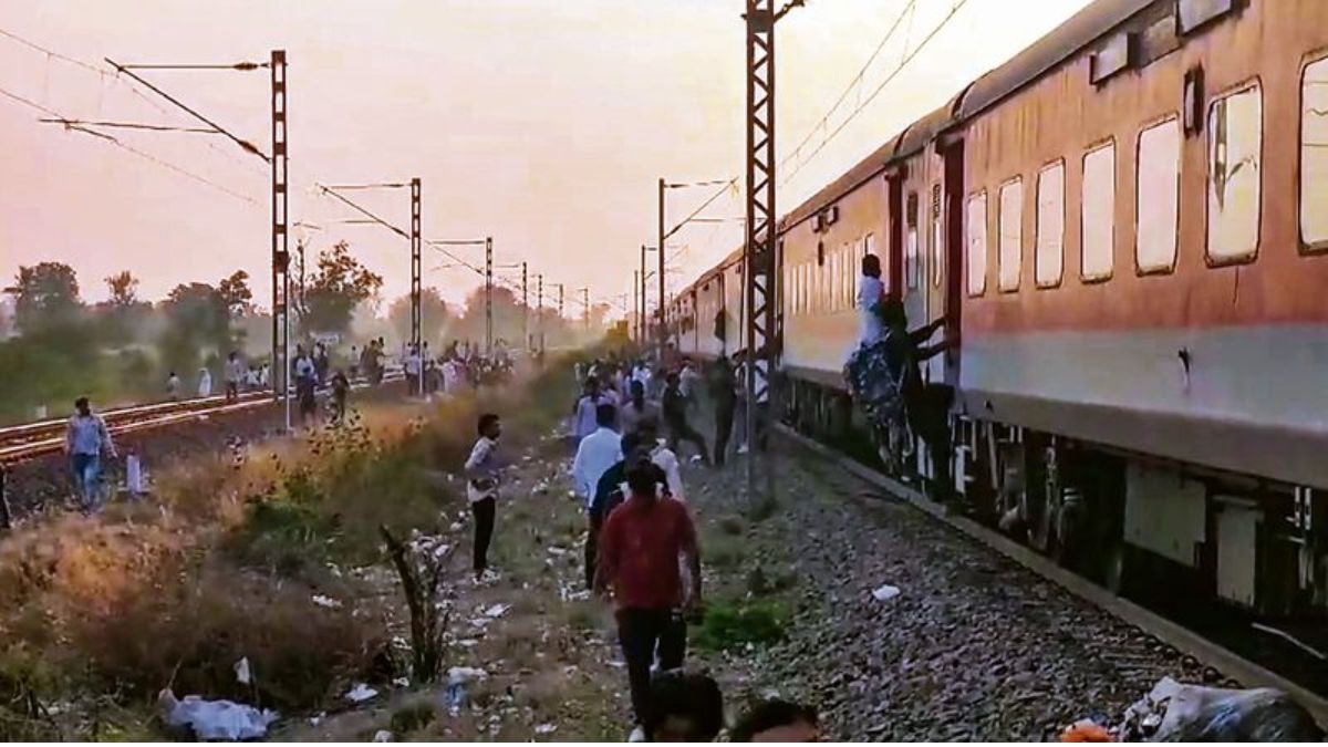 pushpak express jalgaon accident Everyone Began Jumping On Tracks train ...