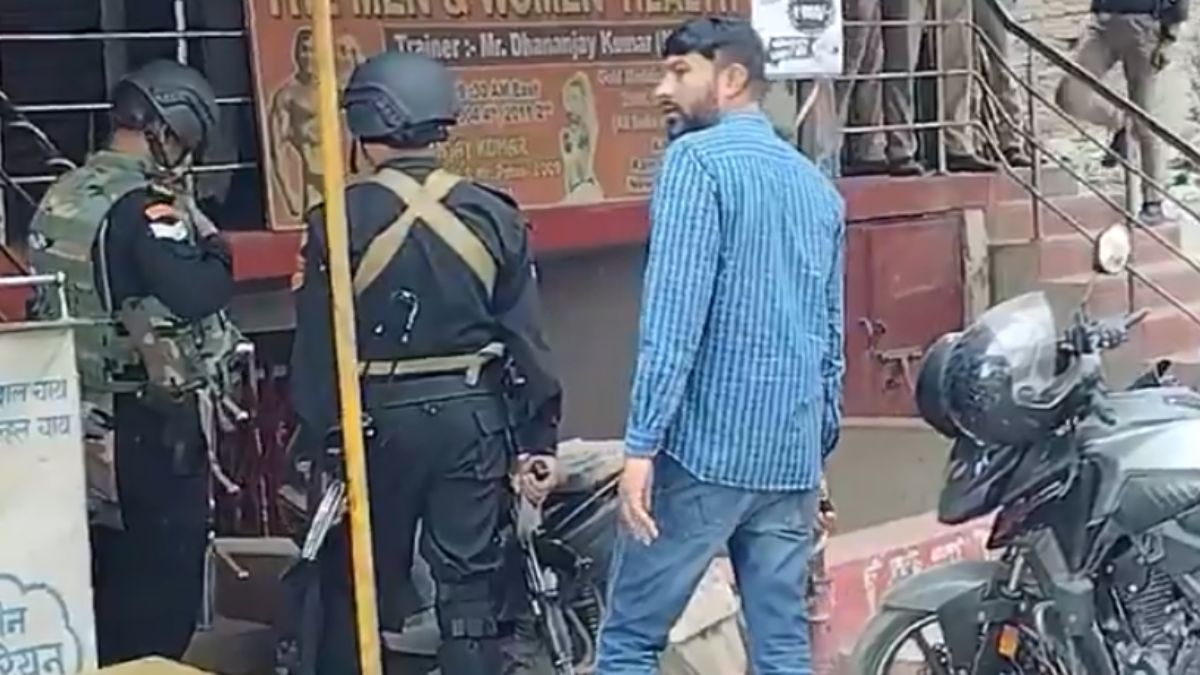 encounter between police criminals in kankarbagh area in bihar patna -पटना में फायरिंग कर घर में ...
