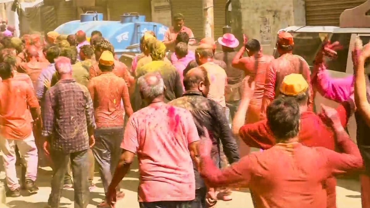 mosque covered but holi celebrated at barabanki mazar muslims also participated - उत्तर प्रदेश ...
