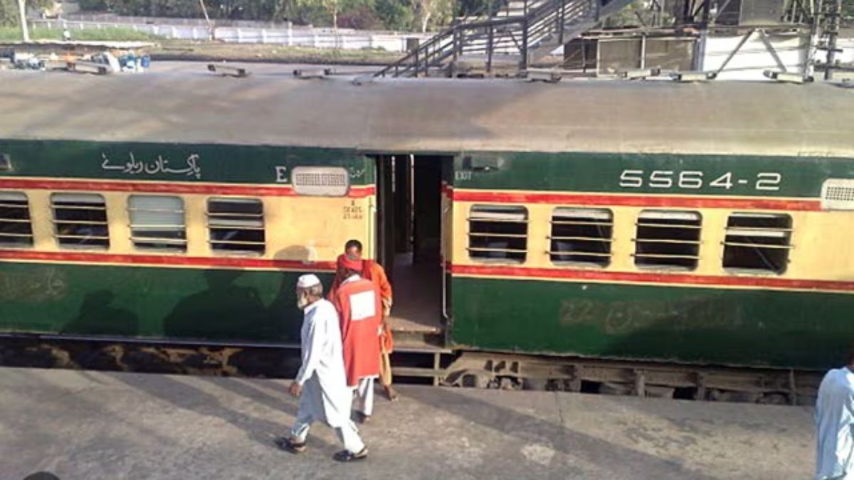 pakistan train hijack jaffar express hundreds of passengers held ...