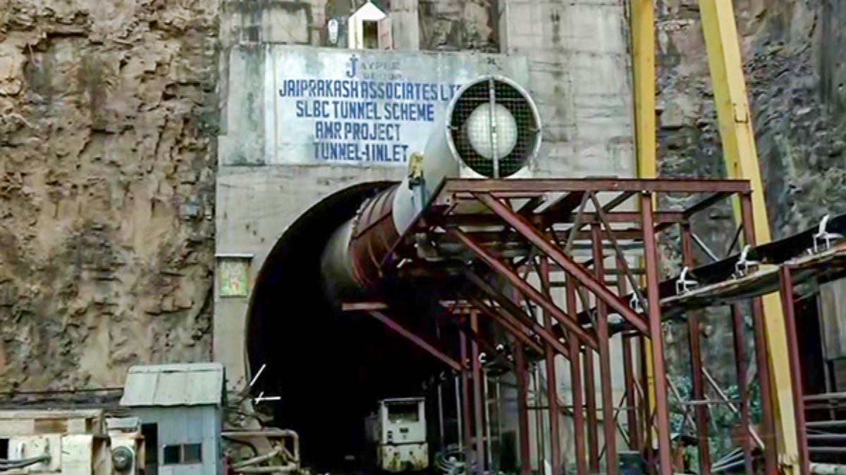 Dead body stuck in machine only hand is visible 16th day in Telangana ...