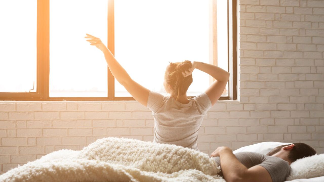 आलसी लोग सुबह जल्दी कैसे उठें? यहां जानिए 5 बेस्ट तरीके | How can lazy ...