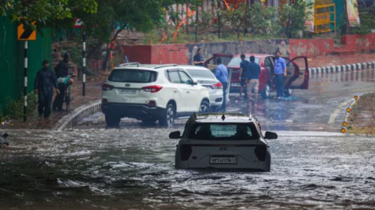 delhi heavy rains thunderstorms cause waterlogging flight disruptions ...