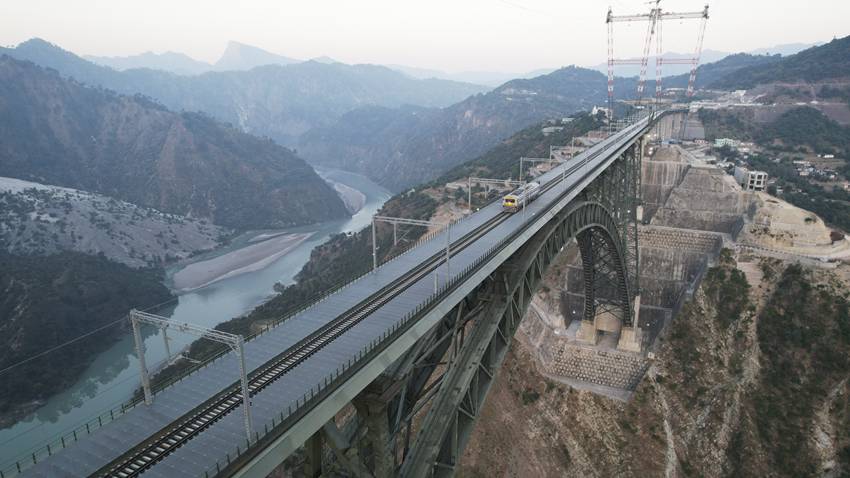 Chenab Bridge Aerial view, cost and Specification. चिनाब रेलवे ब्रिज का ...